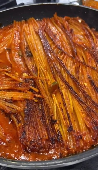 Spaghetti all’Assassina (Killer Spaghetti): Crispy, Spicy, Burnt-to ...